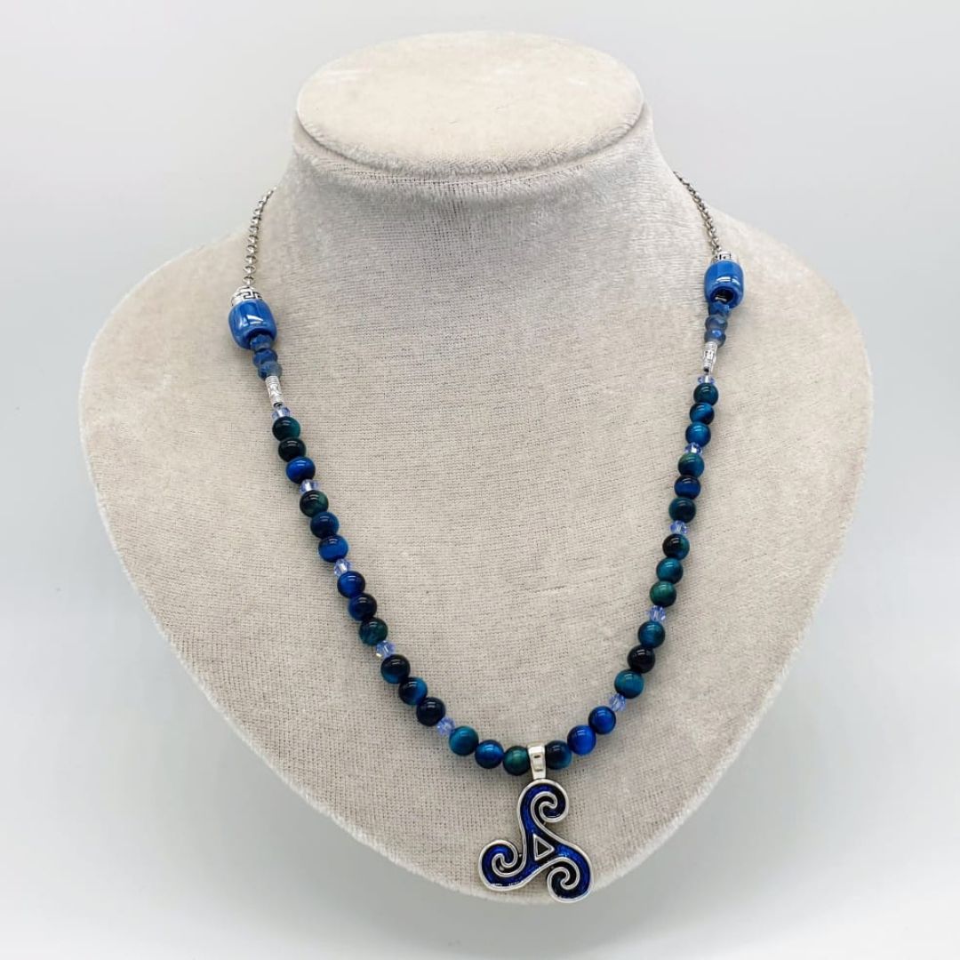 OJO DE TIGRE AZUL CON TRISKEL CELTA